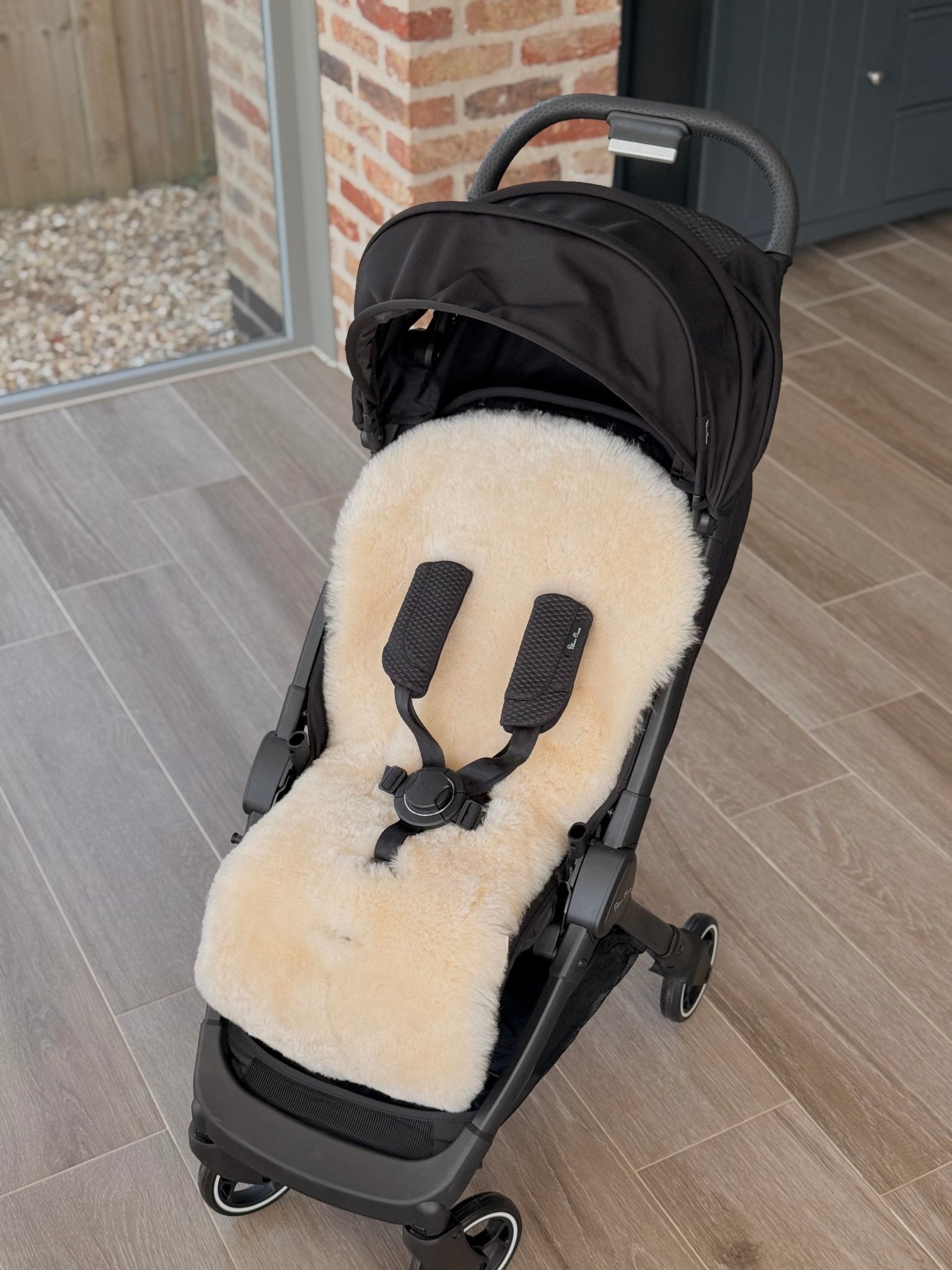 Sheepskin Pram Liner fitting in the Silver Cross Clic – Baa Baby